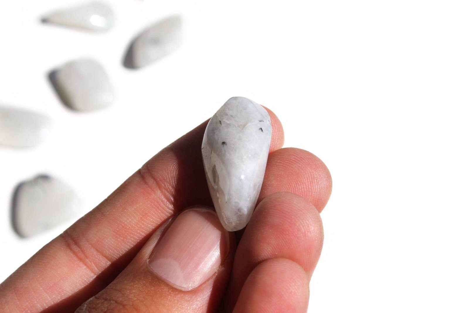 Pedra da Lua Arco-Íris Rolada Pequena - MOHS Cristais